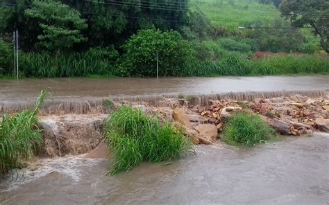 FOTOS Chuva causa pontos de alagamento em São Carlos SP fotos em