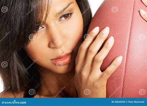 Mujer Desnuda Atractiva Que Sostiene Una Bola Primer Foto De Archivo