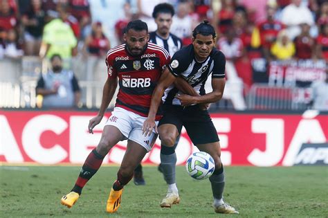 Em clássico emocionante Botafogo bate o Flamengo e assume a liderança