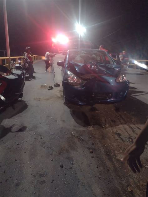 Moto se impacta de frente contra automóvil sobre el puente de la