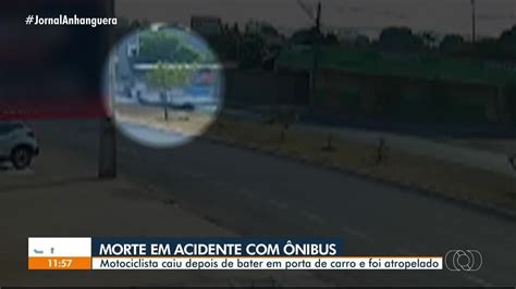 Vídeo Motociclista morre após bater contra porta de carro e ser