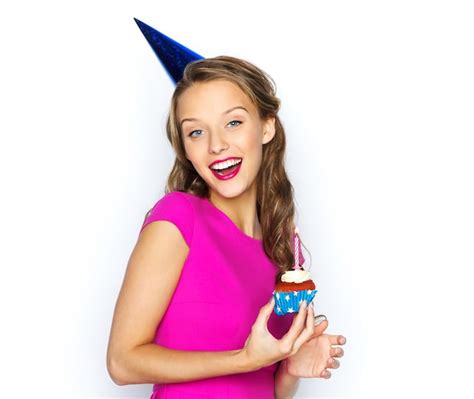 Pessoas feriados e conceito de celebração jovem feliz ou adolescente