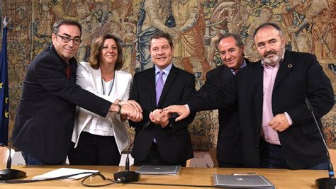 El presidente García Page firma con los agentes sociales y económicos
