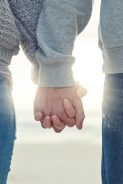 Nunca Me Deixe Ir Foto De Um Casal Não Identificável De Mãos Dadas Enquanto Caminhava Do Lado De