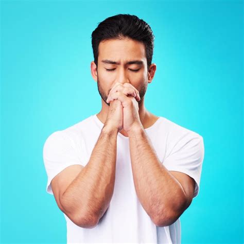Hombre Rezando Y Manos En Meditaci N O Adoraci N A Dios Por Fe O