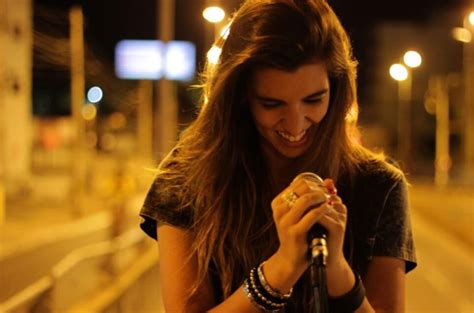 Cantora Cejane Verdejo apresenta clássicos do rock nesta sexta feira