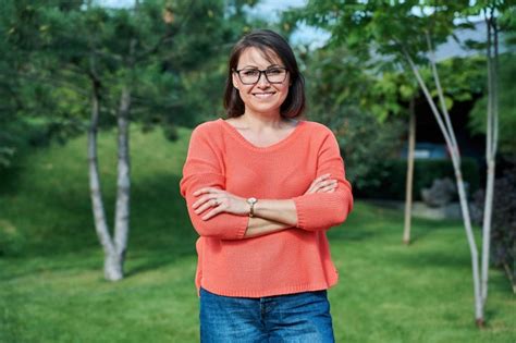 Retrato de mujer de mediana edad sonriente mirando a la cámara al aire