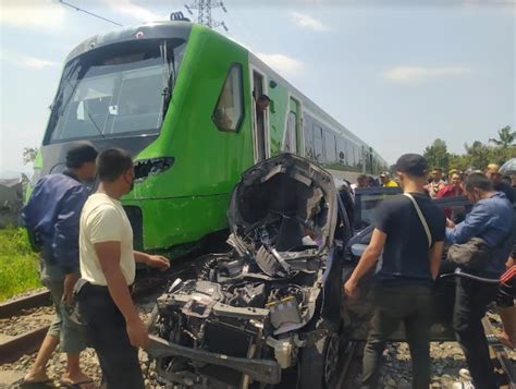 Breaking News Sebuah Minibus Ringsek Tertabrak KA Feeder Kereta Cepat