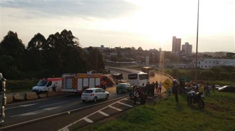 Bitrem carregado tomba na curva do viaduto em Xanxerê Oeste Mais