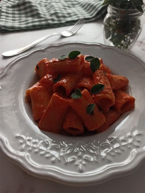 Mezze maniche con sugo rosé