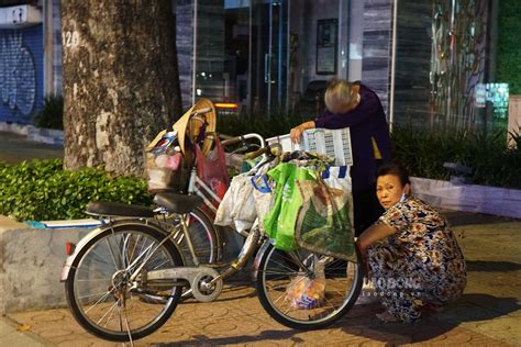Người vô gia cư vạ vật trên phố trong những đêm cách ly xã hội ở TPHCM