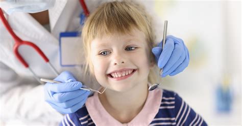 A qué edad salen las muelas y los dientes definitivos