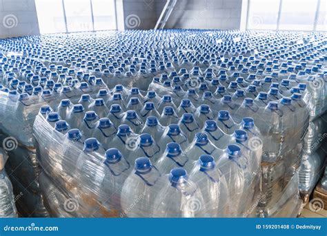 Muchas Botellas De PlÃstico Con Agua Pura Y Tapas Azules MercancÃas
