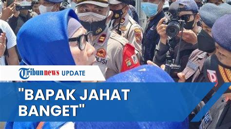 Aksi Emak Emak Marahi Anggota Brimob Karena Bubarkan Massa Saat Reuni