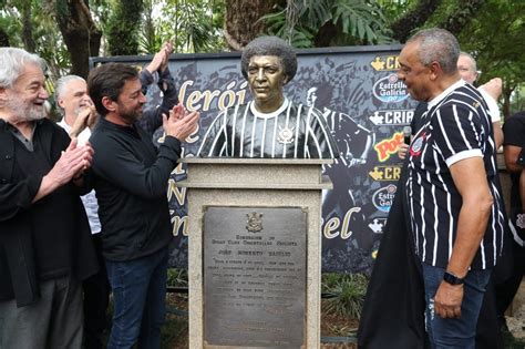 Corinthians inaugura busto de Basílio e celebra 45 anos do título