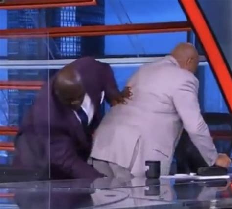 Shaq Goes Viral For Rubbing Out Charles Barkley S Cramp On Inside The