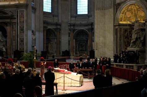 Funeral de Bento XVI Corpo de do Papa emérito é velado na Basílica de