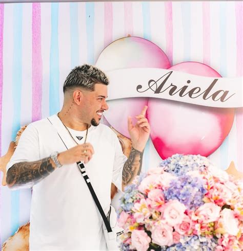 Bia Miranda e Buarque anunciam sexo e nome do bebê em chá revelação