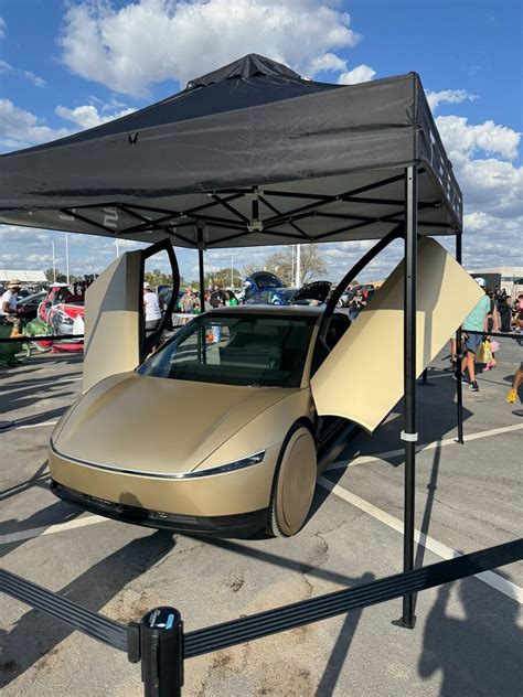 Tesla mostró el Robotaxi por la tarde