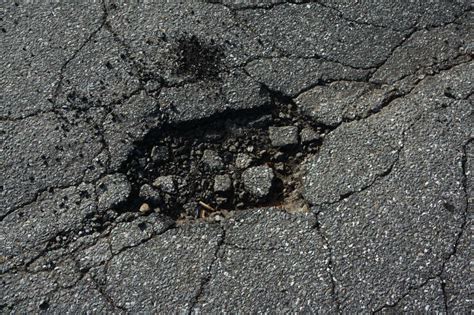 沥青路面上的坑洞图片 破损的沥青路面素材 高清图片 摄影照片 寻图免费打包下载