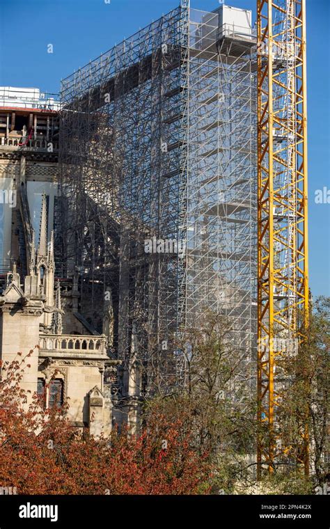 S Dseite Mit Einr Stung Und Kran Beim Besuch Der Kathedrale Notre Dame