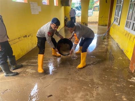 Dansat Brimob Polda Gorontalo Terjunkan Pasukan Bantu Korban Banjir Di