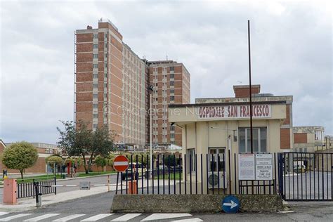 Fonni A Una Guardia Giurata Parte Un Colpo Mentre Pulisce La Pistola