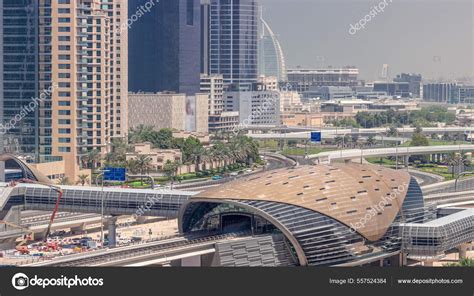 Futurystyczny Budynek Dubajskiej Stacji Metra Luksusowe Drapacze Chmur
