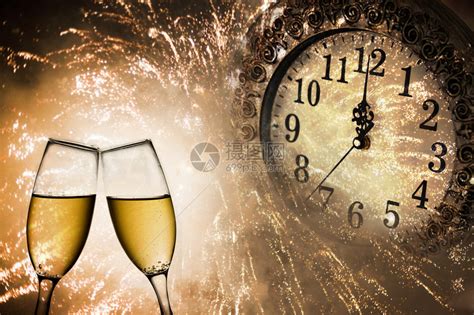 午夜时分的香槟酒杯时钟和烟花高清图片下载 正版图片504786377 摄图网