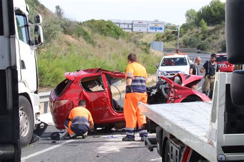 Mor el conductor dun turisme en un xoc frontal amb un camió a la N 340