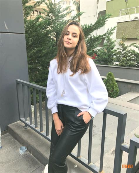 Naz Sayıner Kimdir BiyografiTR Collar Tops Women Fashion Moda