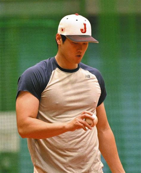 大谷翔平さん上腕二頭筋がスゴすぎて袖をカットして着てしまう 侍メジャーリーガーNEWS