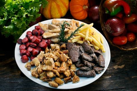 Prato De Salgadinhos Carnes Batatas Salsichas Torresmos Foto Premium