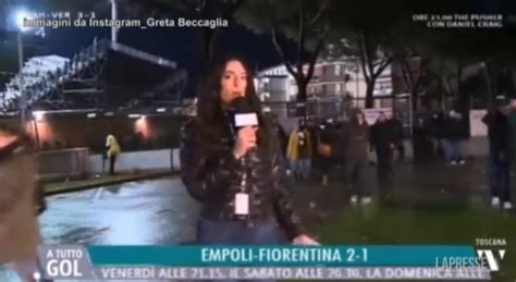Giornalista sportiva molestata da tifosi mentre è in diretta tv