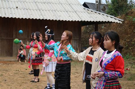 Tết dân tộc Mông lên vùng cao xem thiếu nữ xúng xính váy áo đẹp ném pao