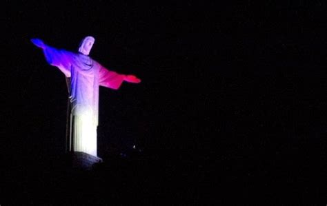 Cristo Redentor é iluminado cores do Reino Unido em homenagem à
