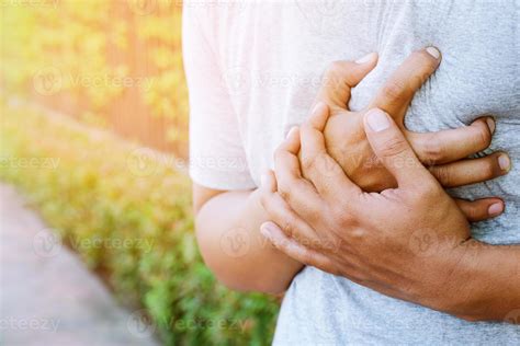 hombre con dolor de pecho ataque al corazón al aire libre o el