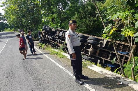 Tak Kuat Menanjak Truk Tronton Bermuatan Alat Berat Terjun Ke Jurang