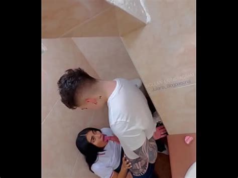 Estudiantes pillados follando duro en el baño de la escuela y el se
