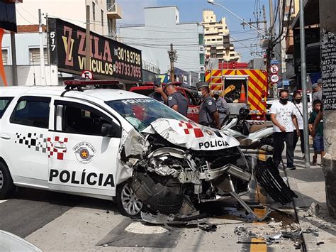 Acidente envolvendo viatura da PM e moto deixa três feridos em Sorocaba