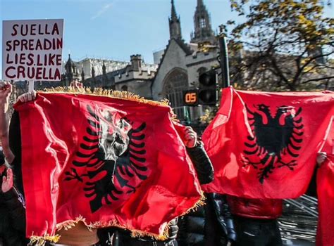 DailyMail Vëllezërit shqiptarë që organizuan protestën gënjyen për