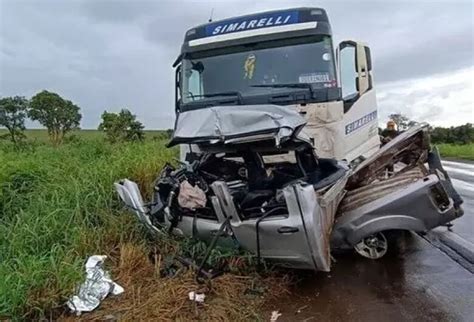 Motorista de caminhonete morre em colisão frontal carreta