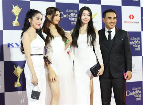 Con gái MC Quyền Linh diện váy xẻ tà khoe chân dài nuột nà tại thảm đỏ