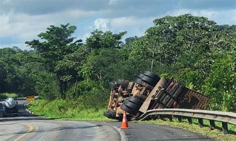 Caminhão tomba na BR 101 após motorista perder o controle do veículo