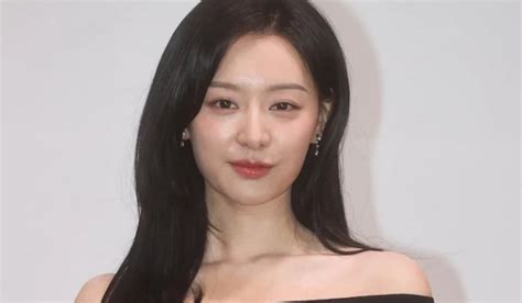 Bức ảnh thời thơ ấu của diễn viên Queen Of Tears Kim Ji Won gây sốt