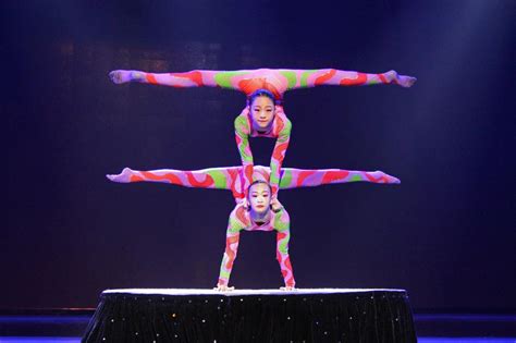 双人柔术杂技表演阴柔唯美中洋溢着一股阳光魅力