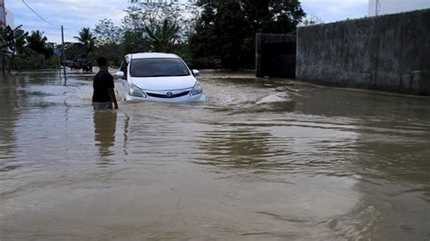 Banjir Kiriman Lumpuhkan Jalur Trans Sulawesi