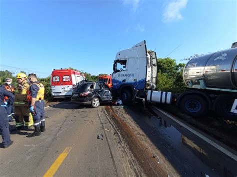 Grave acidente entre carro e caminhão deixa quatro mortos na Perimetral
