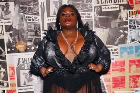 Jojo Todynho sensualiza de biquíni fio dental em passeio de lancha