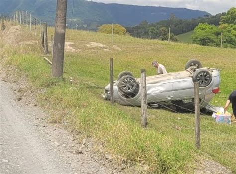 Carro sai de pista e capota em Petrolândia Rede Web TV